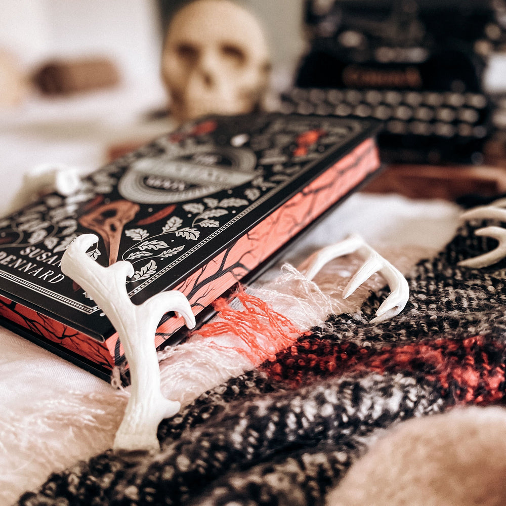 The Hunting Moon by Susan Dennard (Illumicrate Exclusive) – Illumicrate US