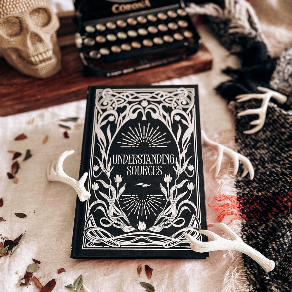 The Hunting Moon by Susan Dennard (Illumicrate Exclusive) – Illumicrate US